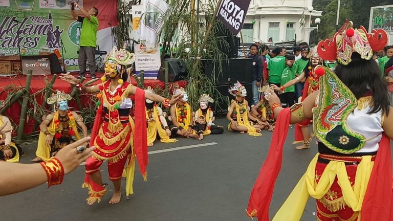 Jalan Sehat Nasional, Kampung Budaya Polowijen Pentaskan Tari Topeng Malang