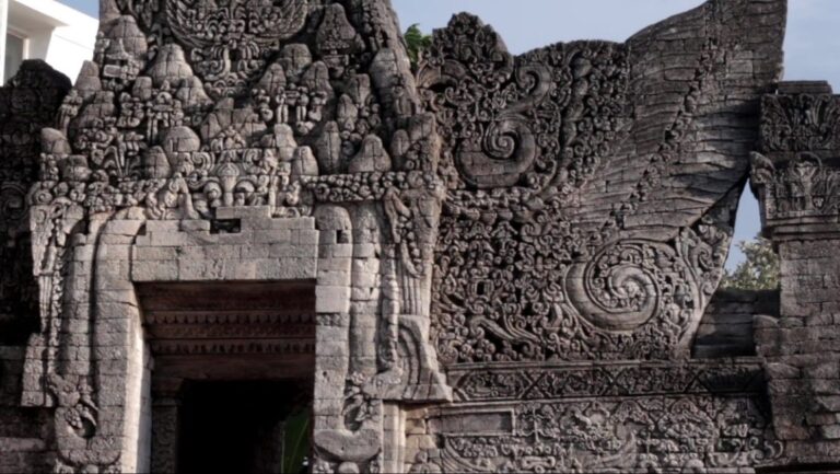 Paduraksa Sendang Duwur menjadi Cikal Bakal Icon Gapura Lamongan