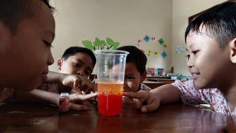 Semangat Belajar Sains dengan Eksperimen Sederhana