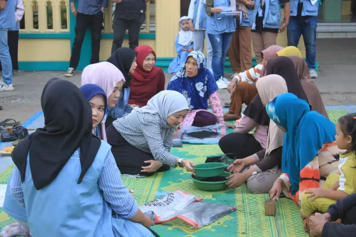 Pemanfaatan Bonggol Jagung Menjadi Briket: Mahasiswa KKN FP UB Dorong ...