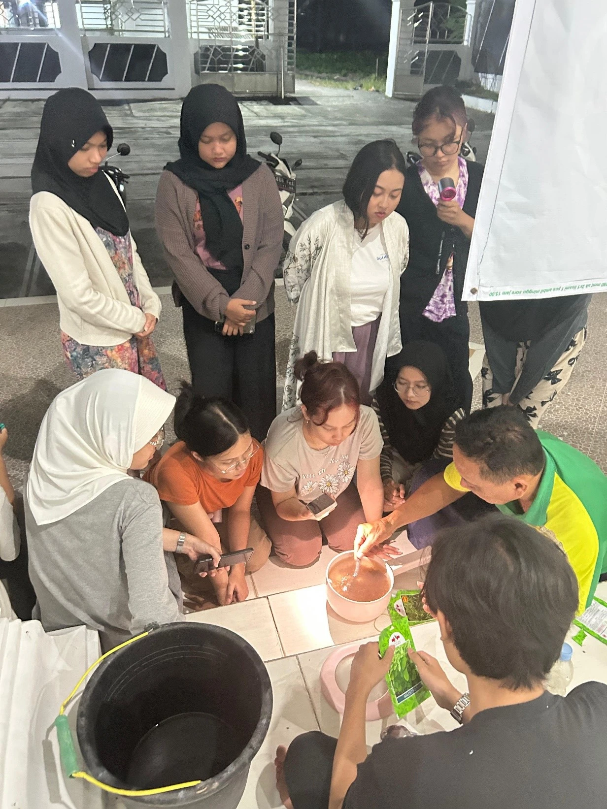 Solusi Hijau untuk Ketahanan Pangan Keluarga dari Mahasiswa KKN Tematik IDBU 76 Kelompok 1 ...