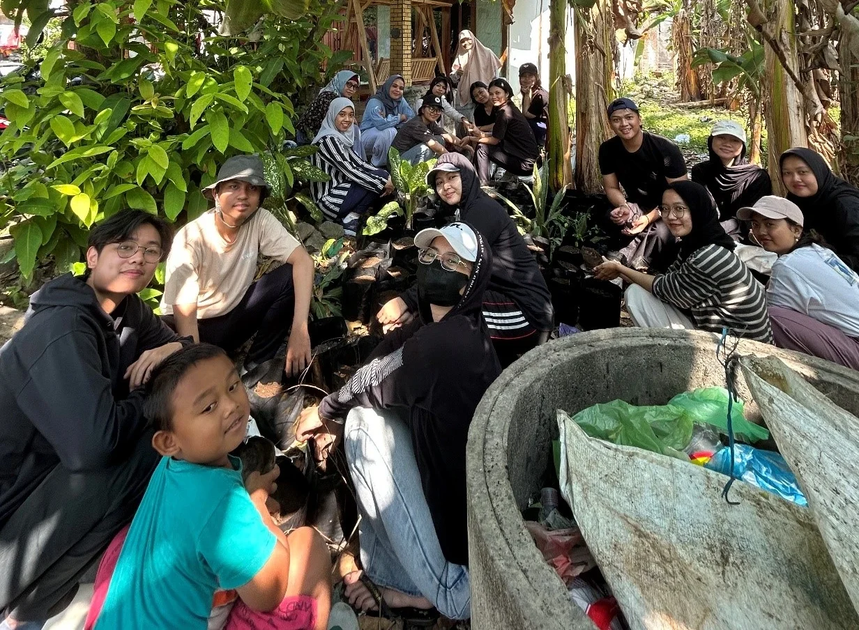 Solusi Hijau untuk Ketahanan Pangan Keluarga dari Mahasiswa KKN Tematik IDBU 76 Kelompok 1 ...