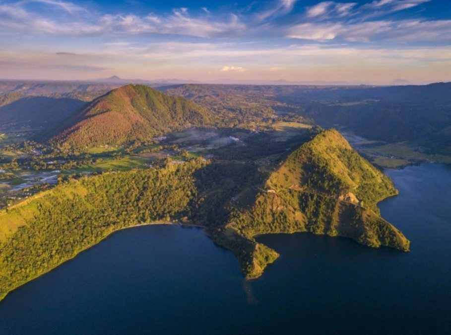 Apa Danau Terbesar di Indonesia? Ini Jawabannya!
