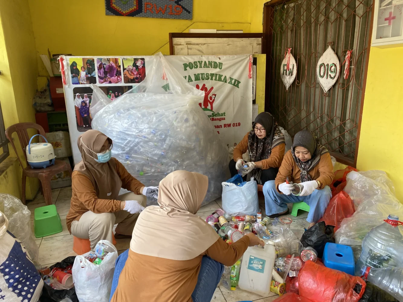 Meningkatkan Peran Bank Sampah di RW 19 Kelurahan Mustikajaya Solusi ...