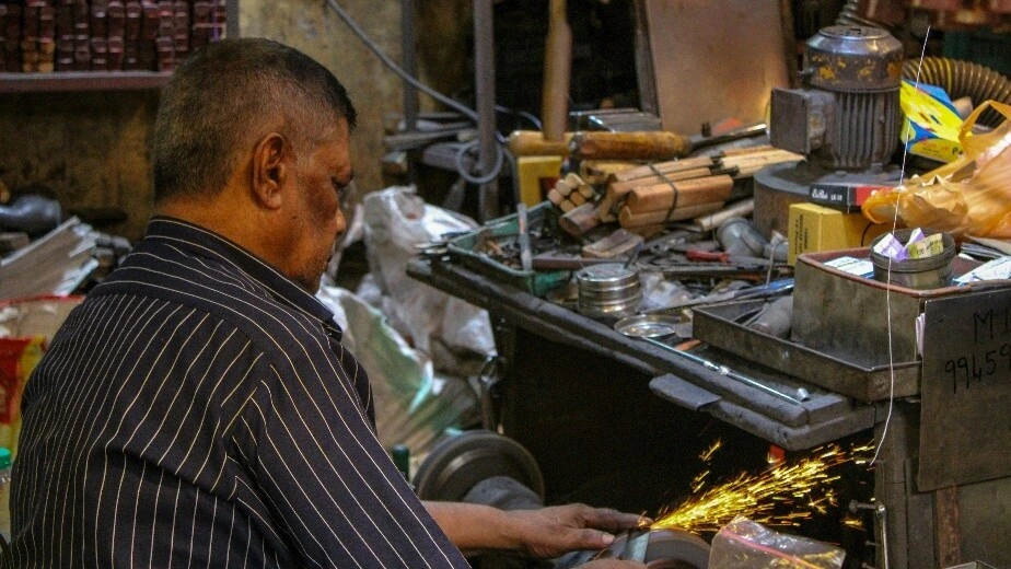 Era Digital, Bengkel Manufaktur Lokal: Peluang Emas atau Tantangan Baru?